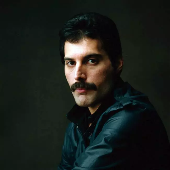 Freddie Mercury pózuje na modelingovom fotení