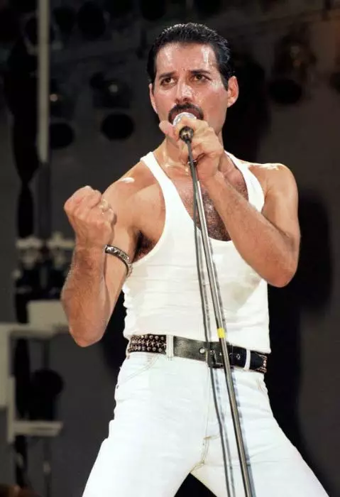 Freddie Mercury počas vystupovania na pódiu v 80-tych rokoch