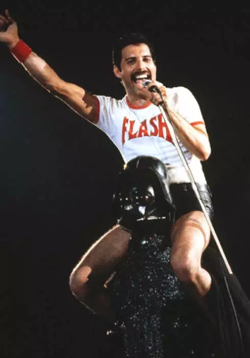 Freddie Mercury vystupujúci na hudobnom koncerte v roku 1980
