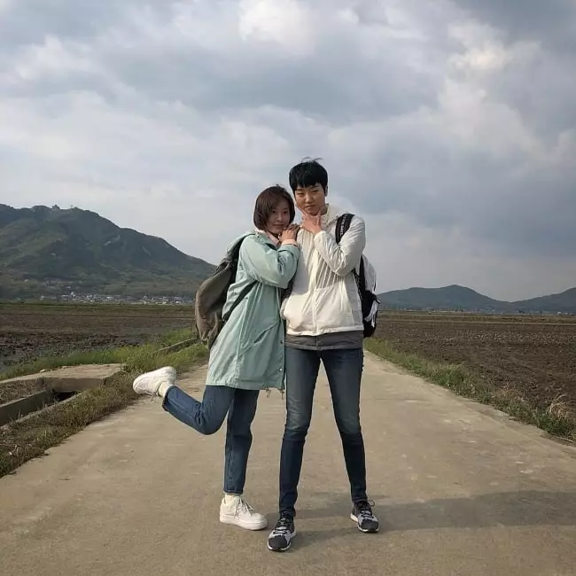 Jung Yu-mi (ซ้าย) ตามที่เห็นขณะโพสท่าถ่ายรูปในเดือนพฤษภาคม 2018