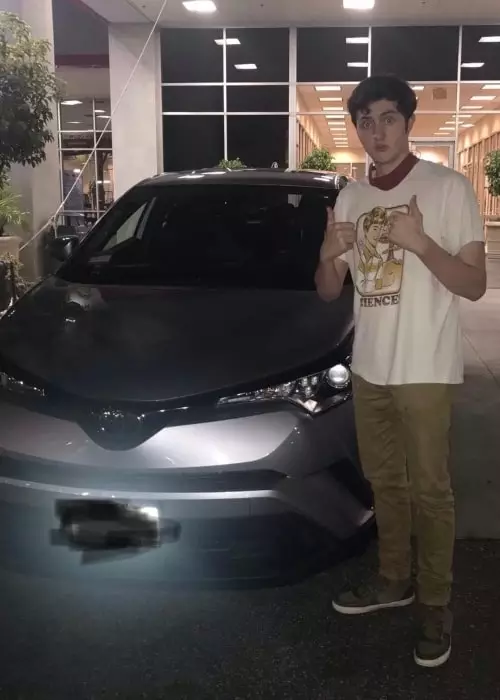 Gianni DeCenzo come si vede in una foto scattata con la sua nuova auto nell'ottobre 2020